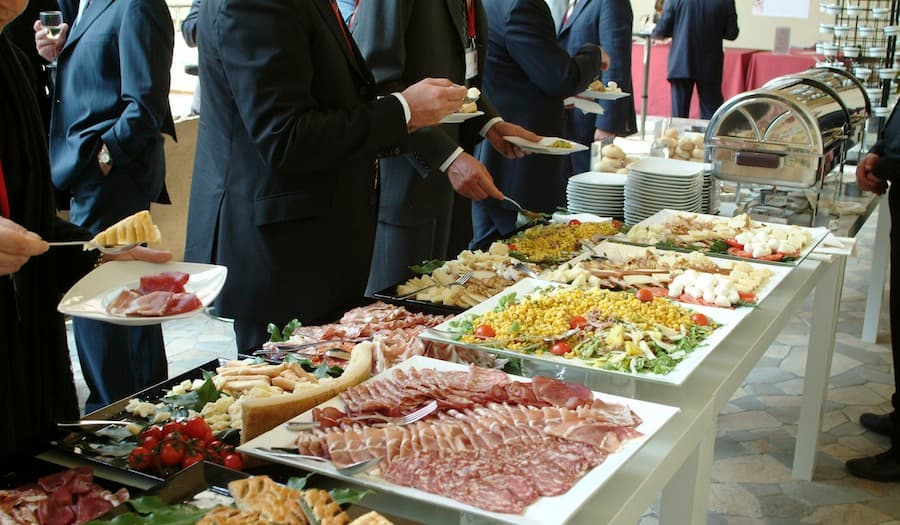 How much food do I need for a buffet? 5 tips for getting the quantity ...